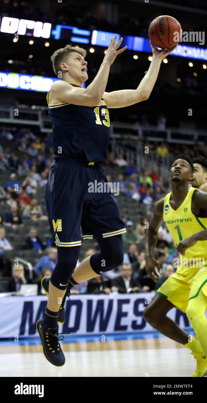 Michigan forward Moritz Wagner (13) drives to the basket over Oregon ...