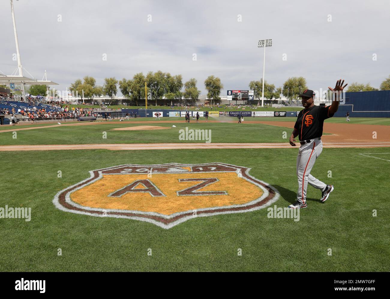 San Francisco Giants' Barry Bonds waves to fans before a spring ...