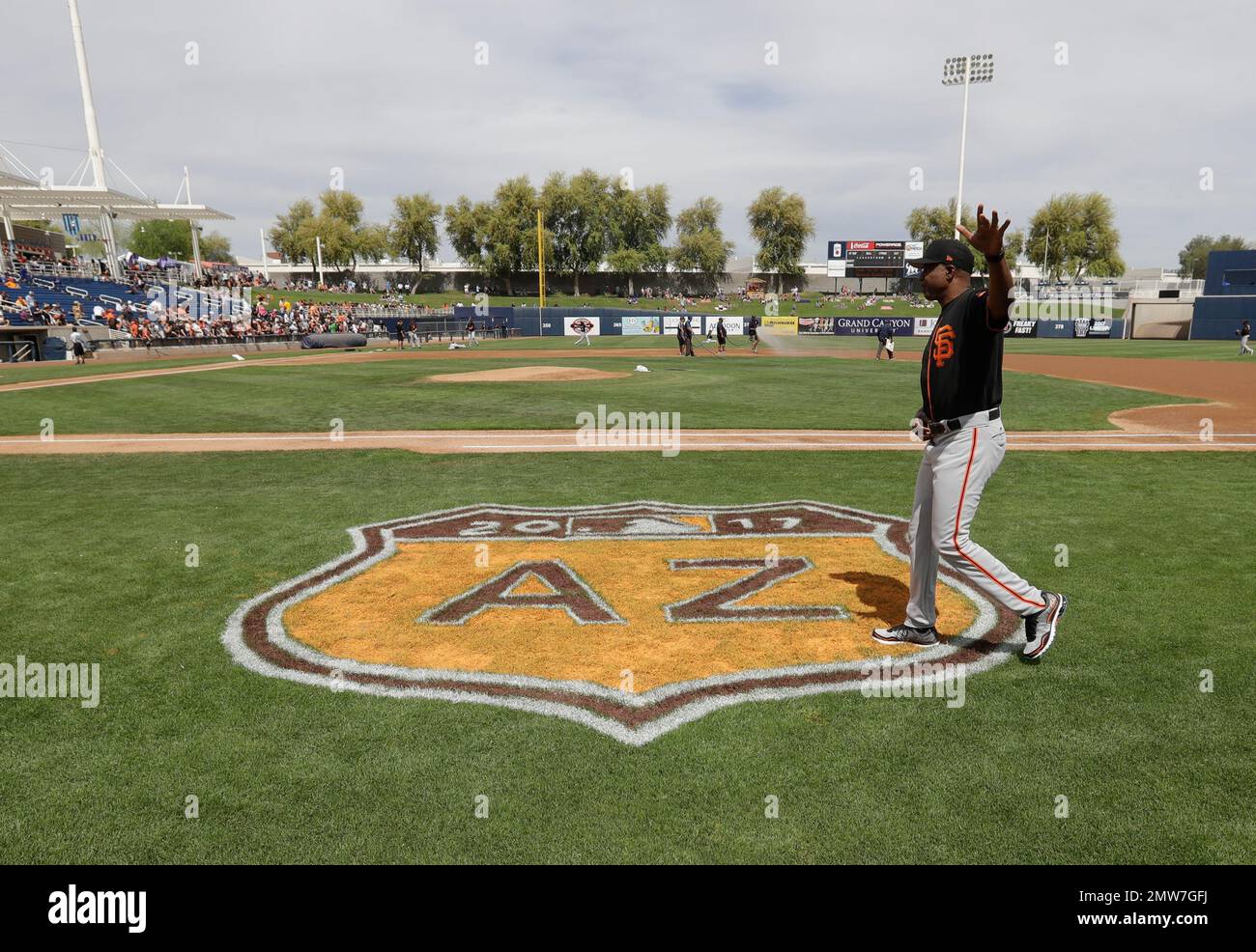 San Francisco Giants' Barry Bonds waves to fans before a spring ...