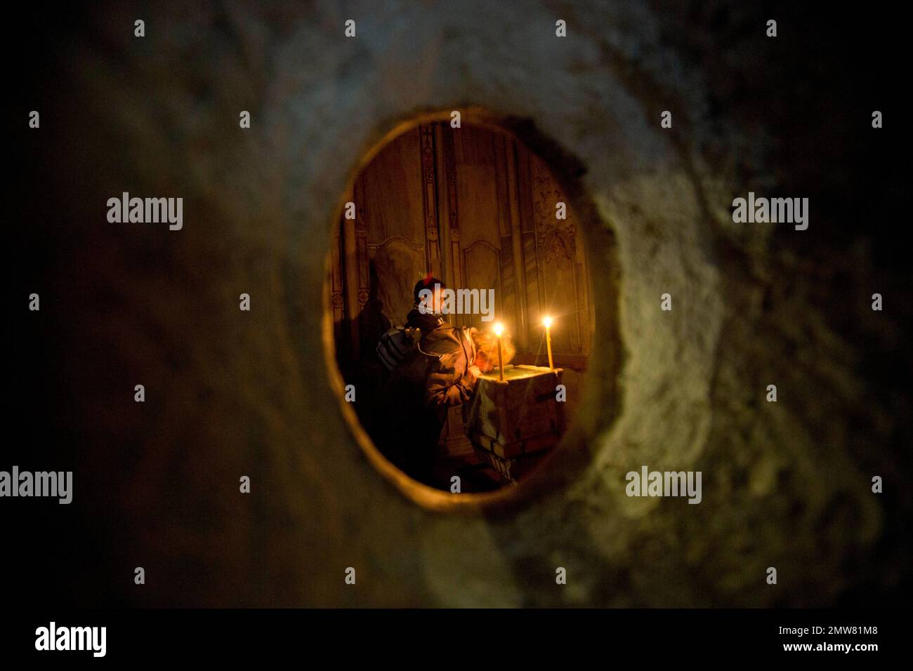 Faithful visit the renovated Edicule in the Church of the Holy ...