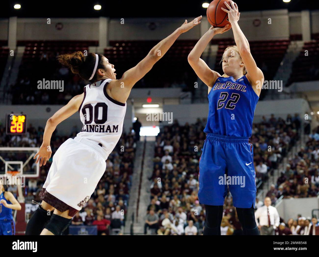 Mississippi State guard Dominique Dillingham (00) tries to block a shot ...