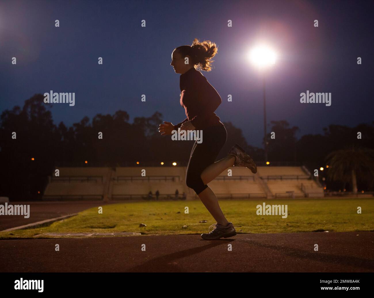 Girl run field silhouette hi-res stock photography and images - Alamy
