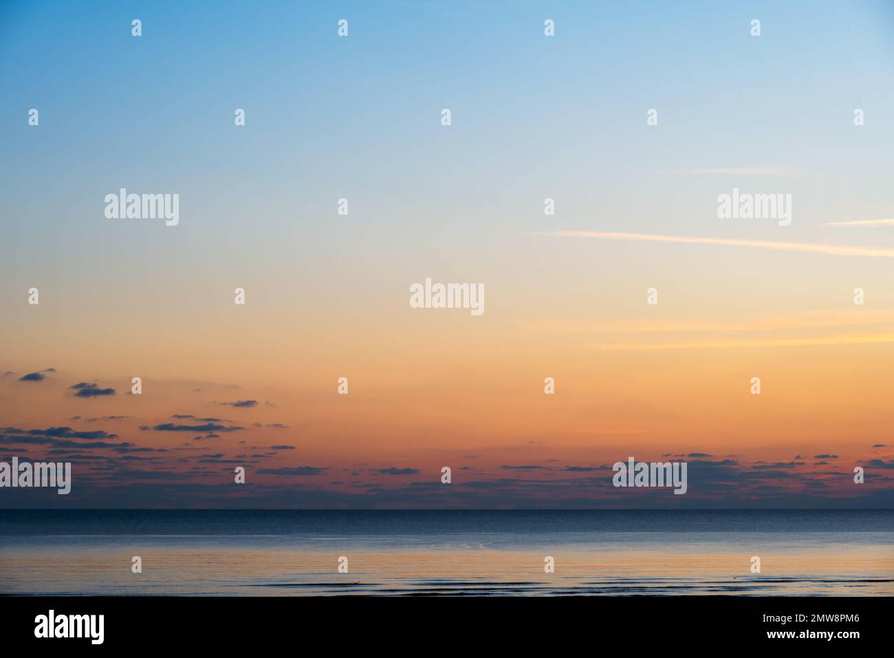 Horizon sunset clouds colours dusk hi-res stock photography and images ...