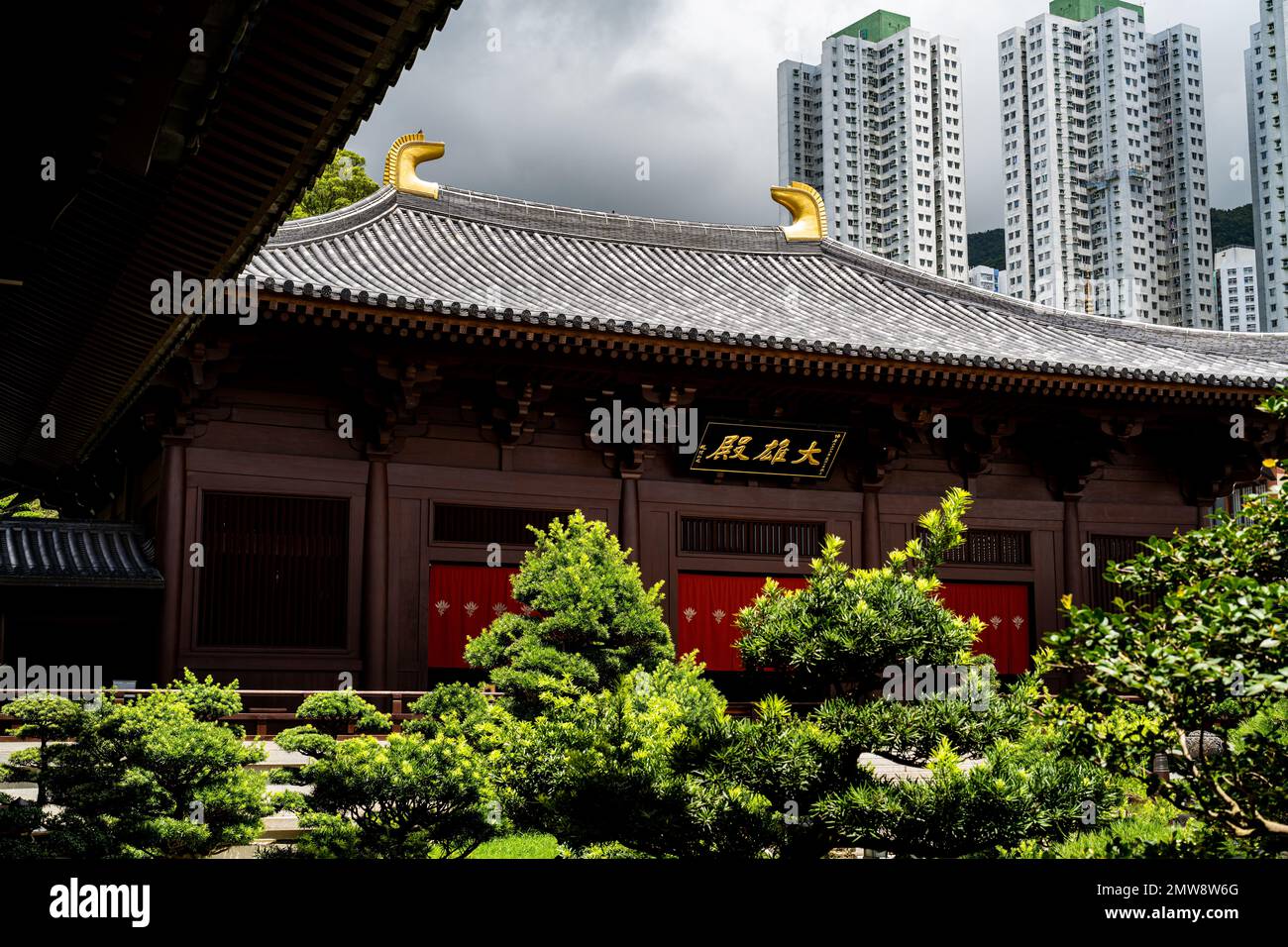 A low-angle shot of Chi Lin Nunnery temple in Hong Kong Stock Photo - Alamy