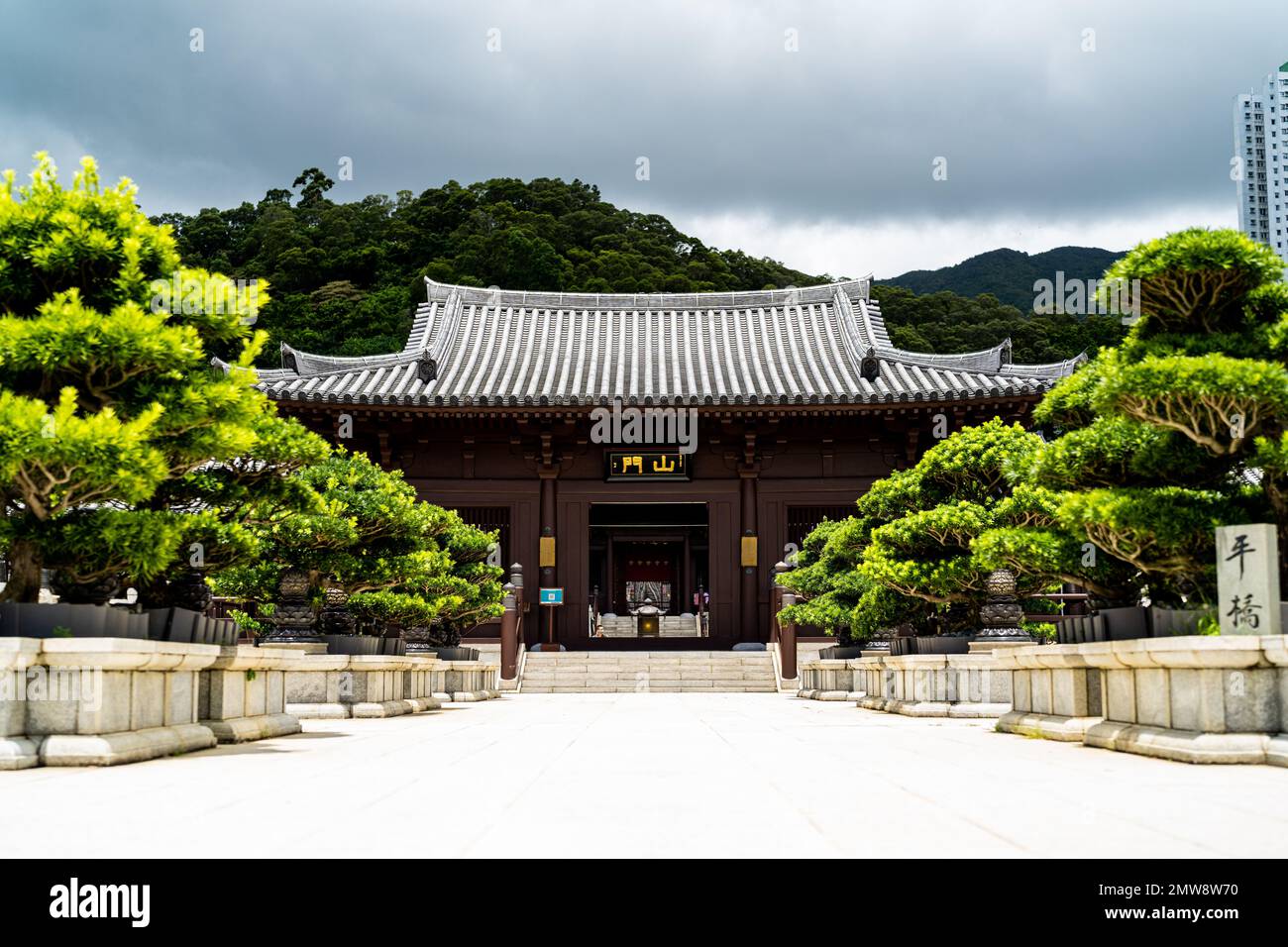 A low-angle shot of Chi Lin Nunnery temple in Hong Kong Stock Photo - Alamy