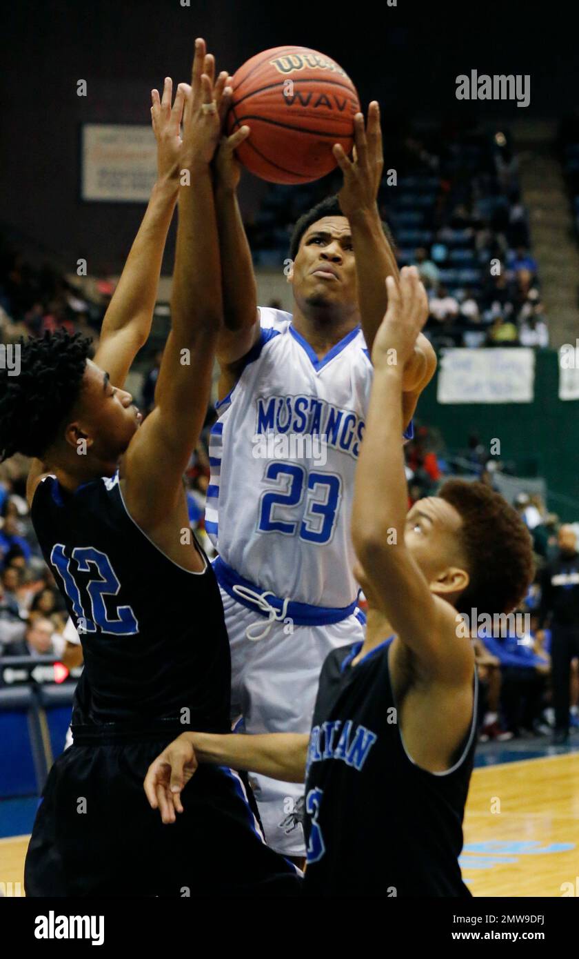 Murrah's Damian Dear (23) attempts a layup while Meridian's Vontrell ...