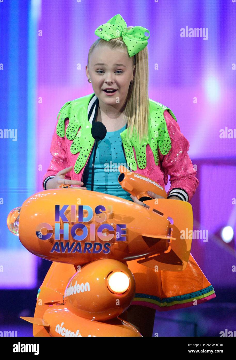 JoJo Siwa accepts the award for favorite viral music artist at the Kids ...