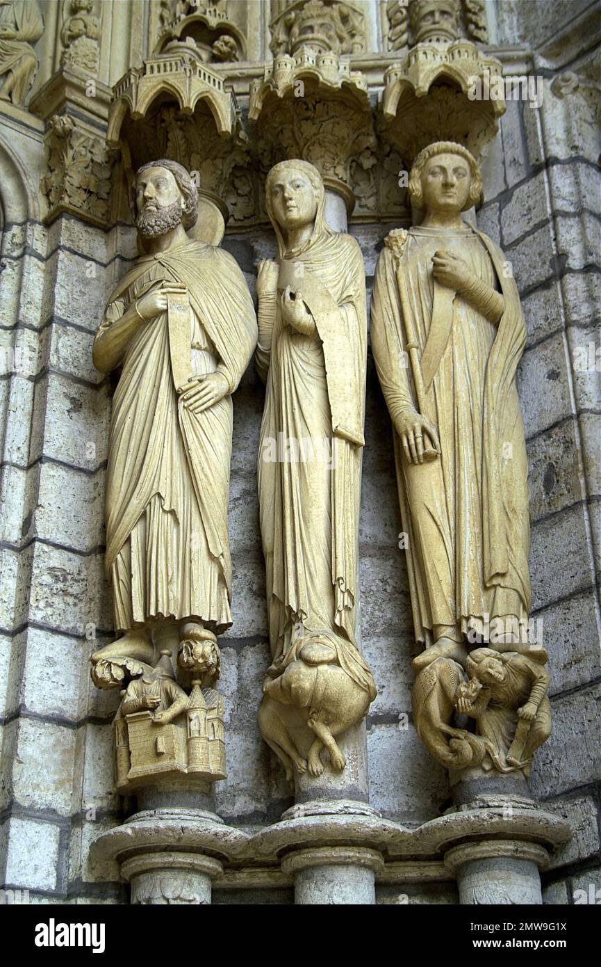 Catedral de chartres escultura gotica hi-res stock photography and ...