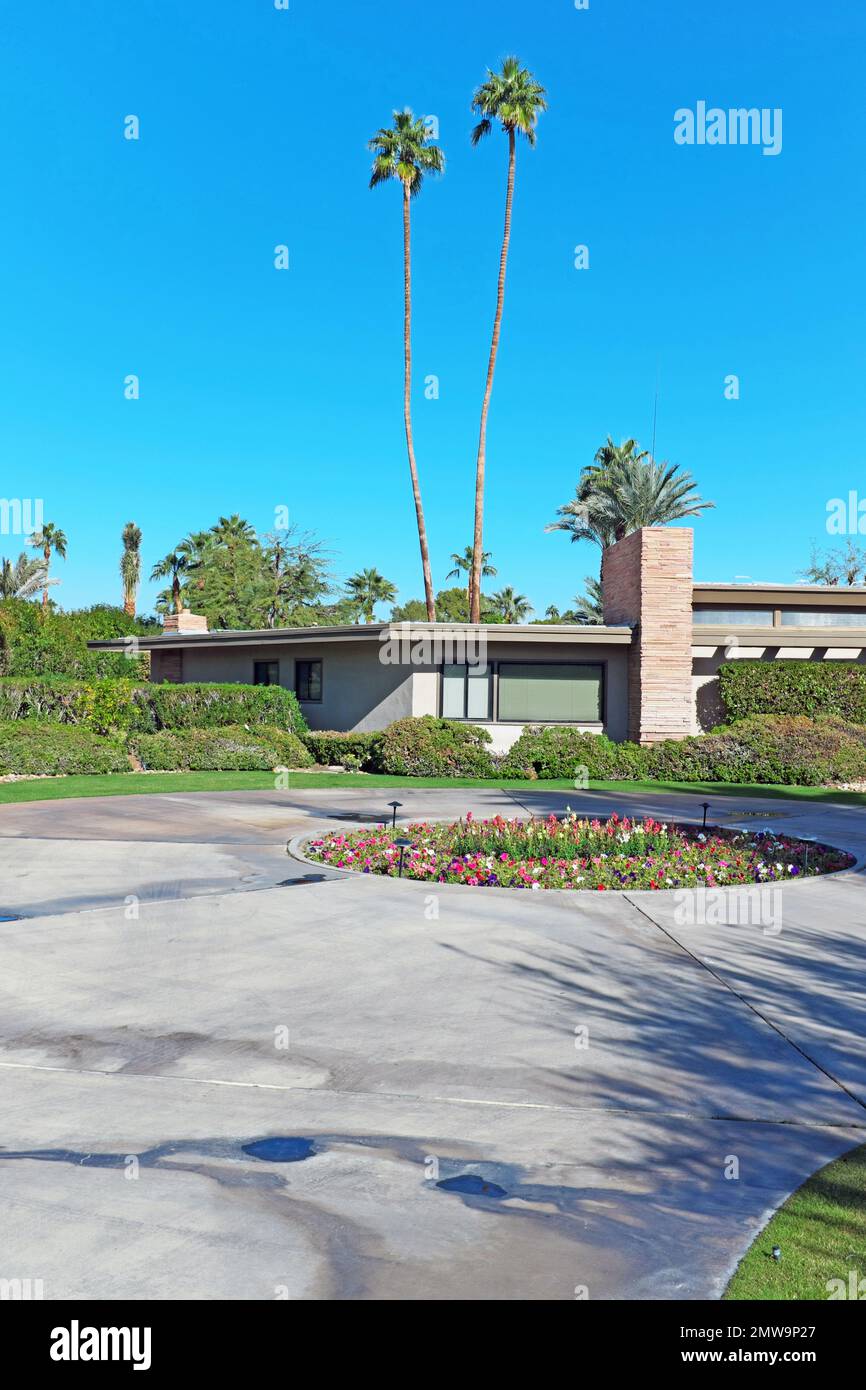 Sinatra mid century modern house exterior hi-res stock photography and ...