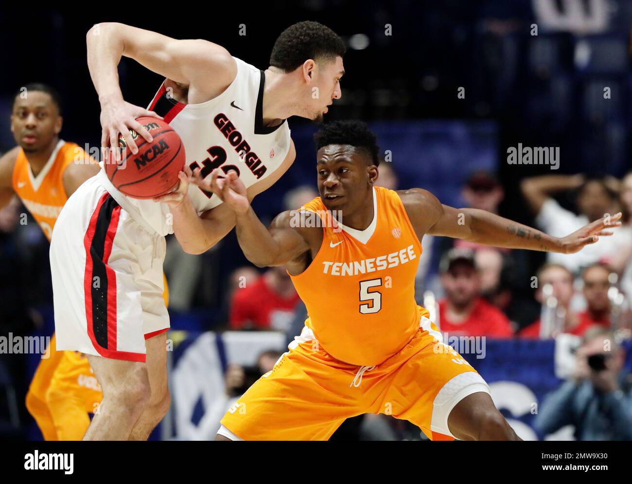 Georgia forward Mike Edwards (32) is defended by Tennessee forward ...