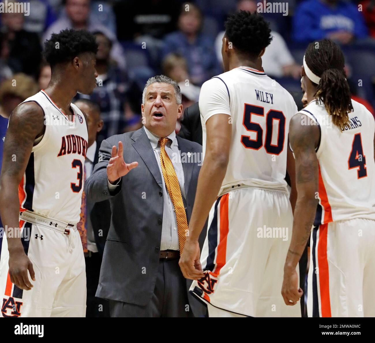 Auburn head coach Bruce Pearl talks to Danjel Purifoy (3), Austin Wiley ...