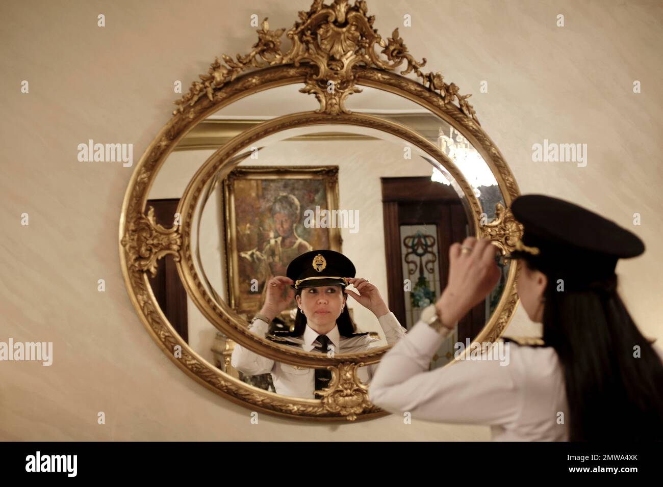 The first Egyptian female pilot to fly EgyptAir's biggest jet airliner ...