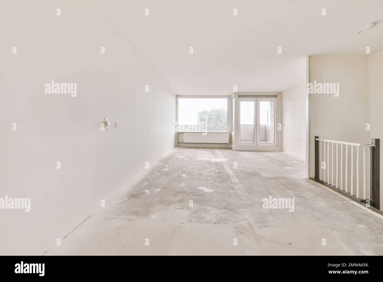 an empty room with white walls and no one person standing in the ...