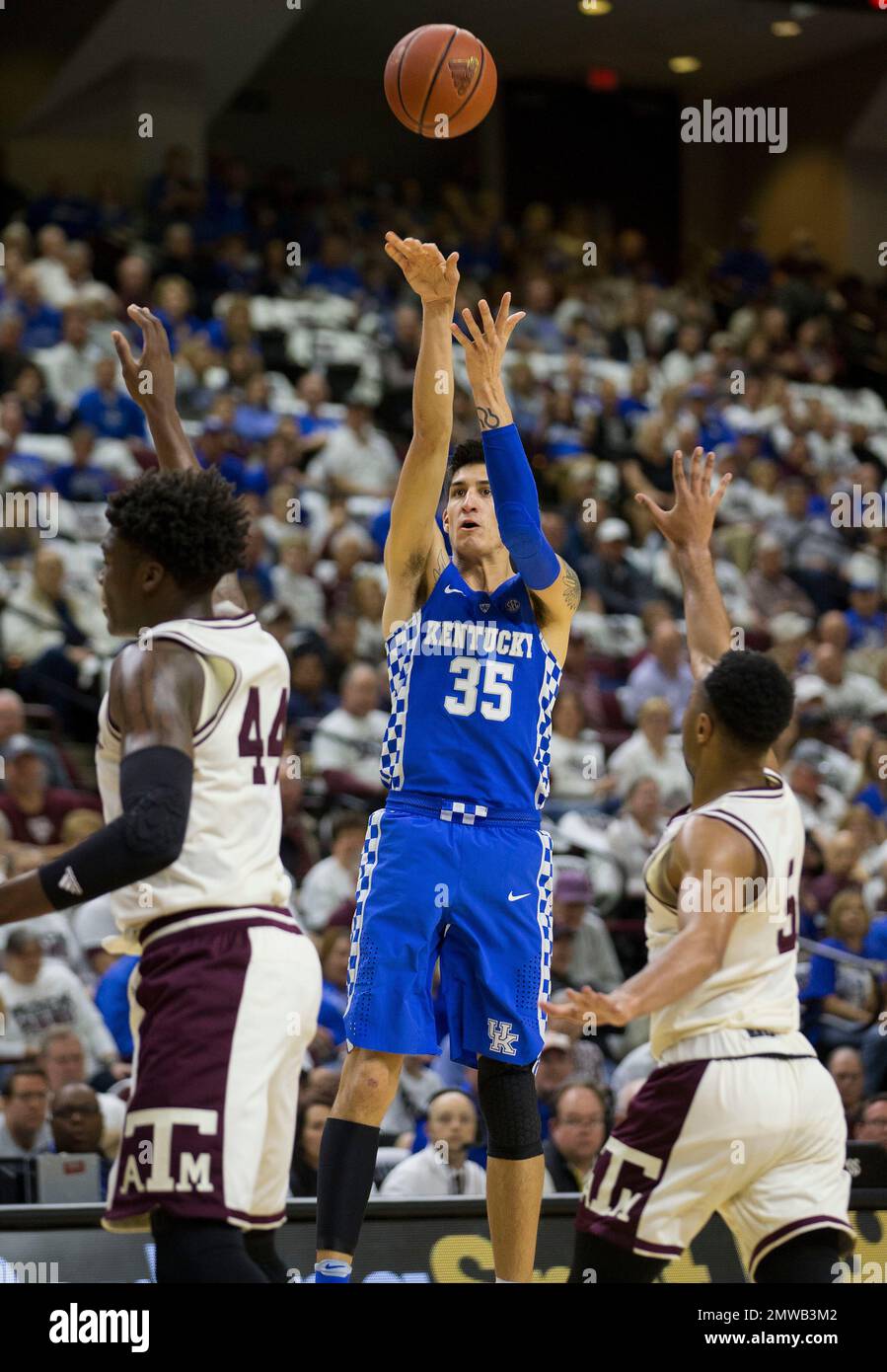 Kentucky forward Derek Willis (35) makes 3- point basket against Texas ...