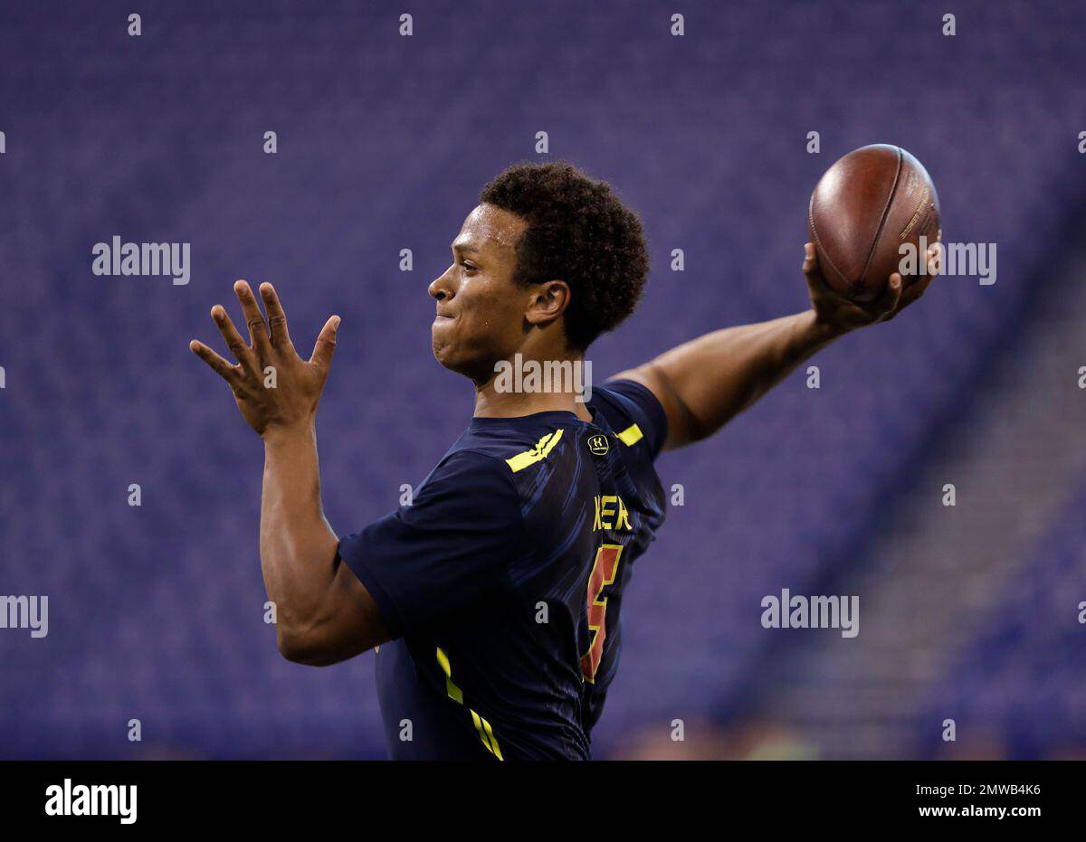 Notre Dame quarterback Deshone Kizer runs a drill at the NFL football ...