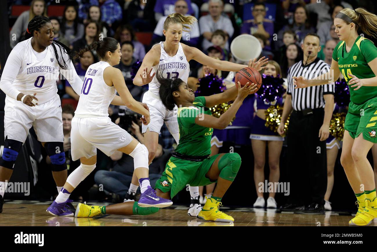 Oregon's Ruthy Hebard, second from right, gets a pass off to Mallory ...