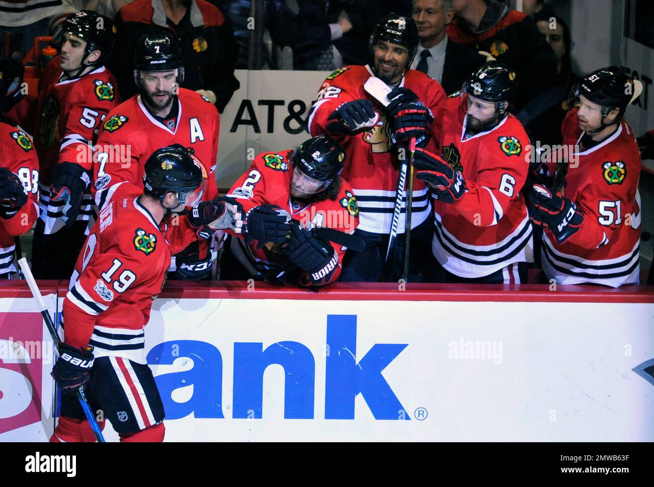 Chicago Blackhawks' Jonathan Toews (19) celebrates with teammates on ...