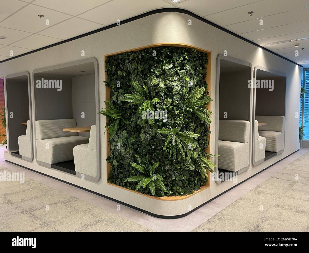 Empty restaurant booth hi-res stock photography and images - Alamy