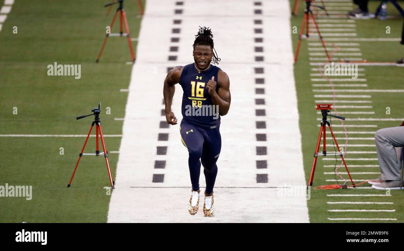 Tennessee running back Alvin Kamara runs the 40-yard dash at the NFL ...