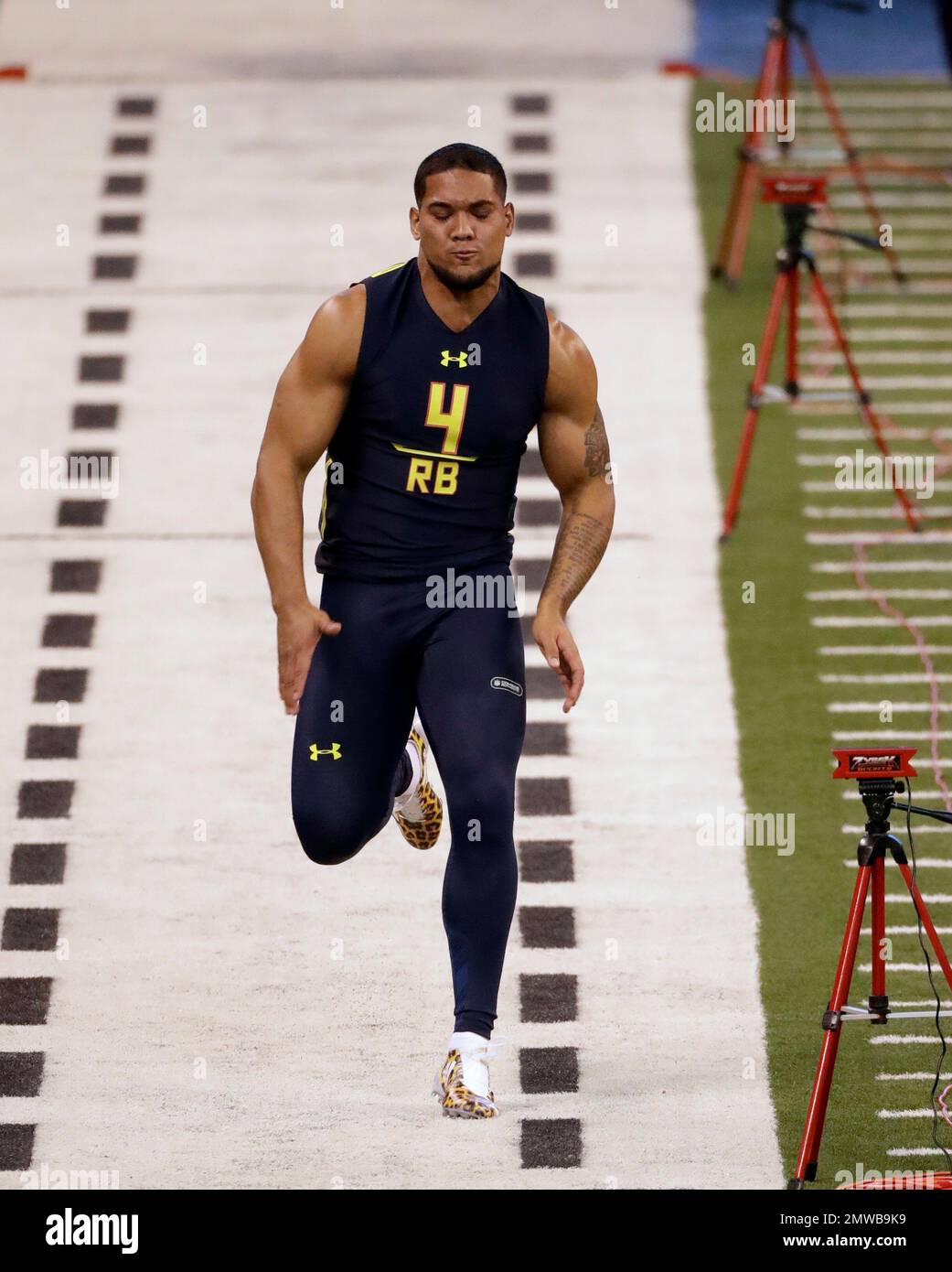 Pittsburgh running back James Conner runs the 40-yard dash at the NFL ...