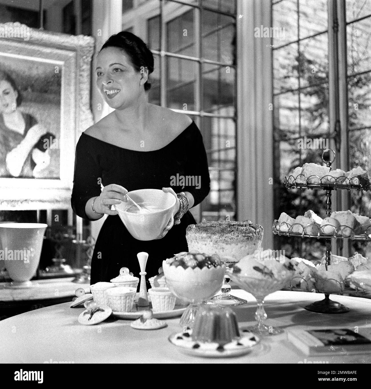 Food writer Poppy Cannon whips up non-fattening desserts, 1958. (AP ...