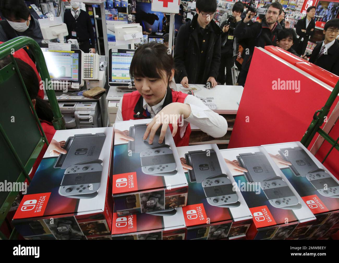 Employee of the electronics retailer Bic Camera sells Nintendo's newest ...