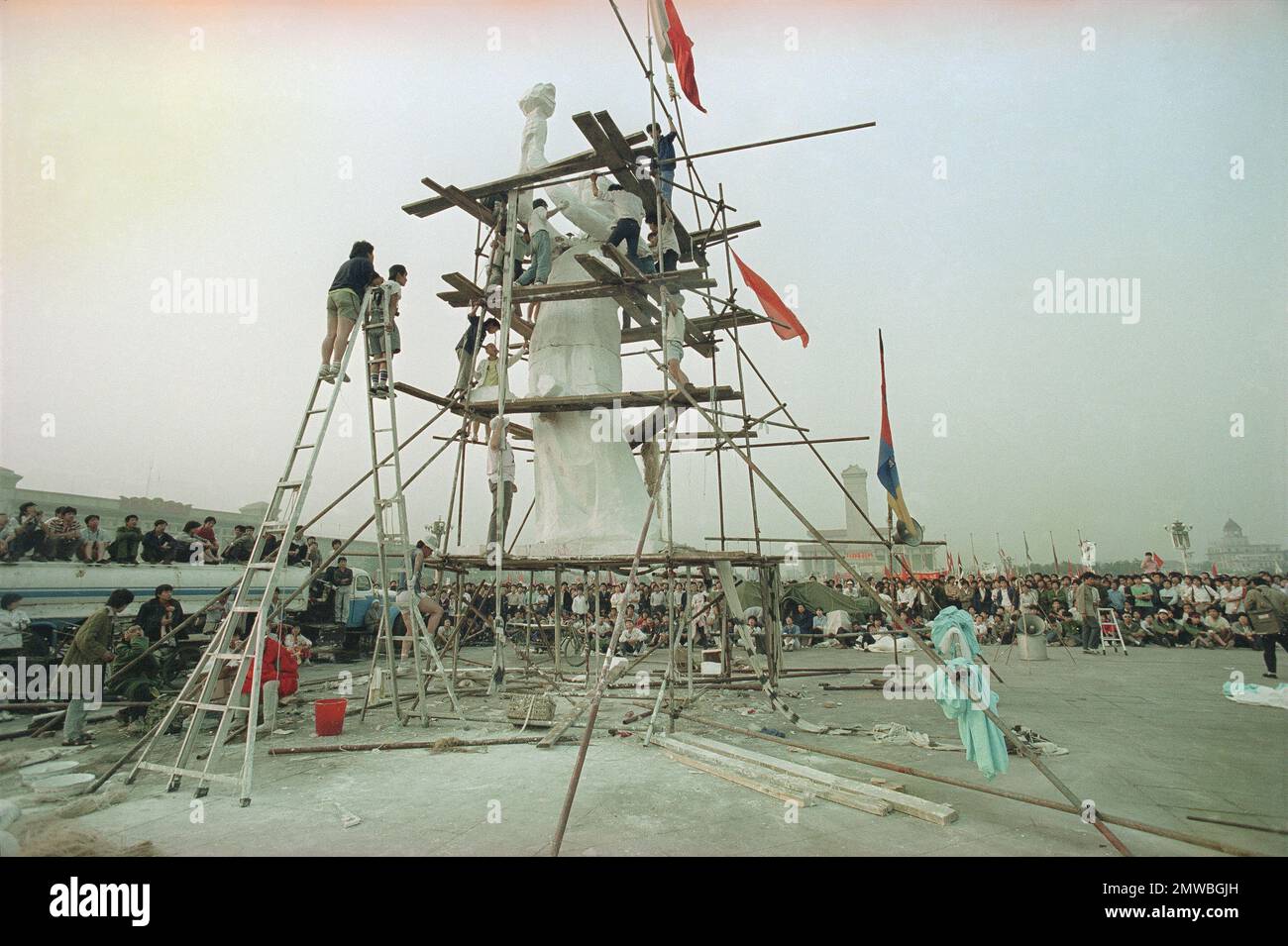 Beijing University students put the finishing touches on the Goddess of ...