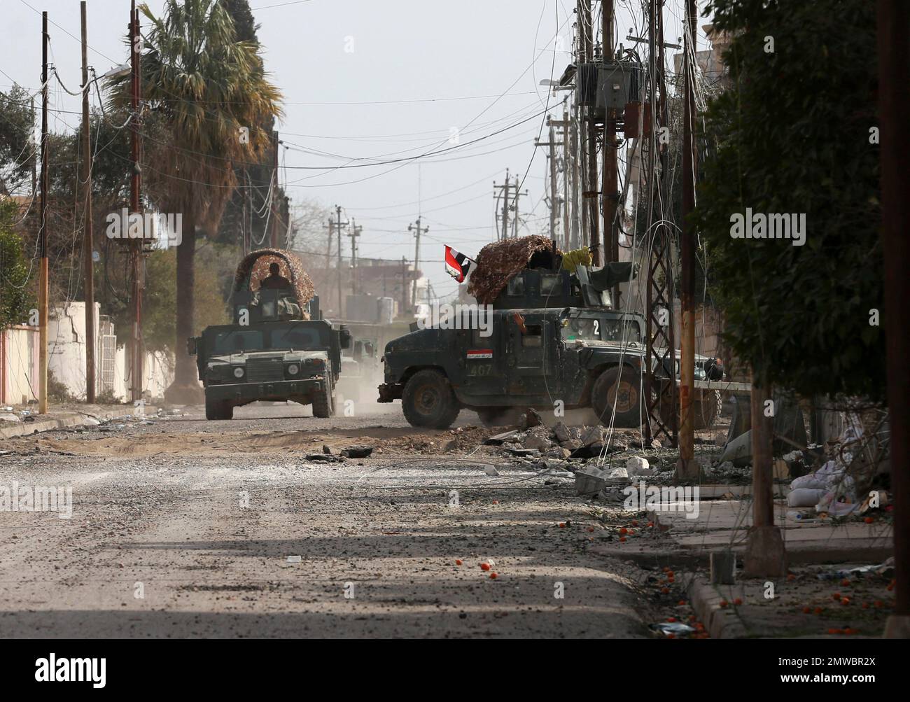 Iraqi security forces advance during fighting against Islamic State ...