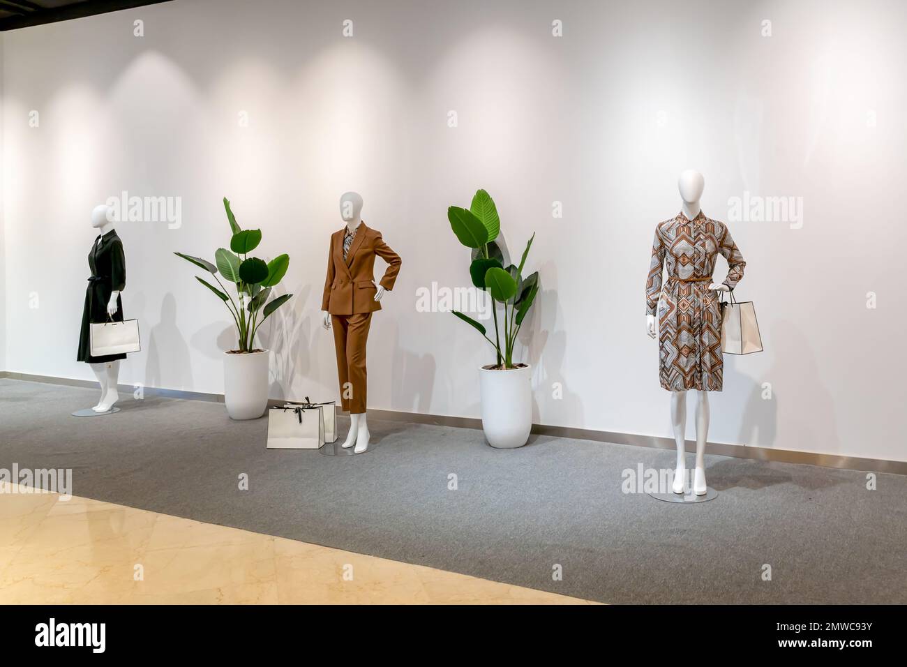A modern fashion store front in downtown shopping mall Stock Photo - Alamy