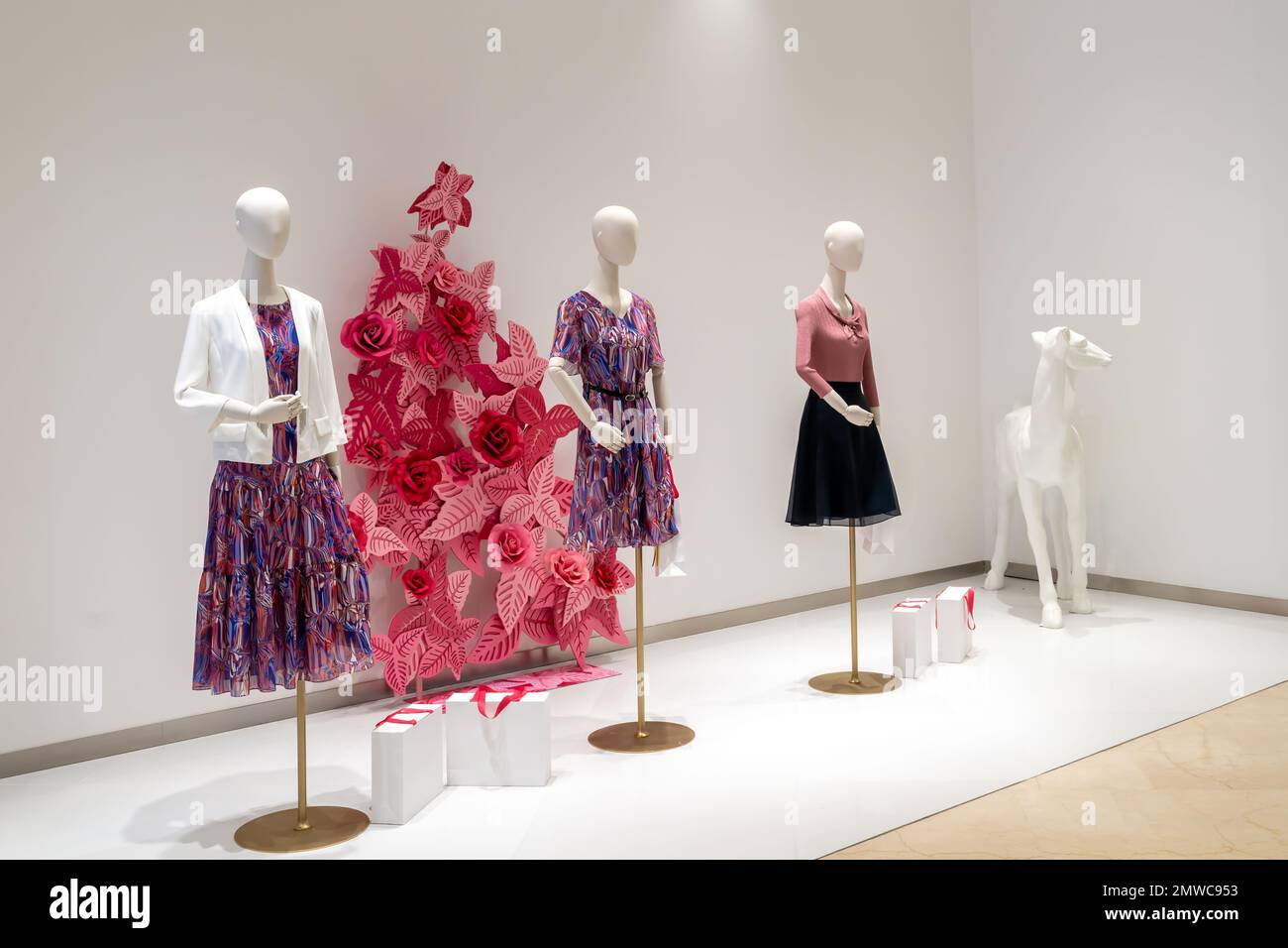 A modern fashion store front in downtown shopping mall Stock Photo - Alamy