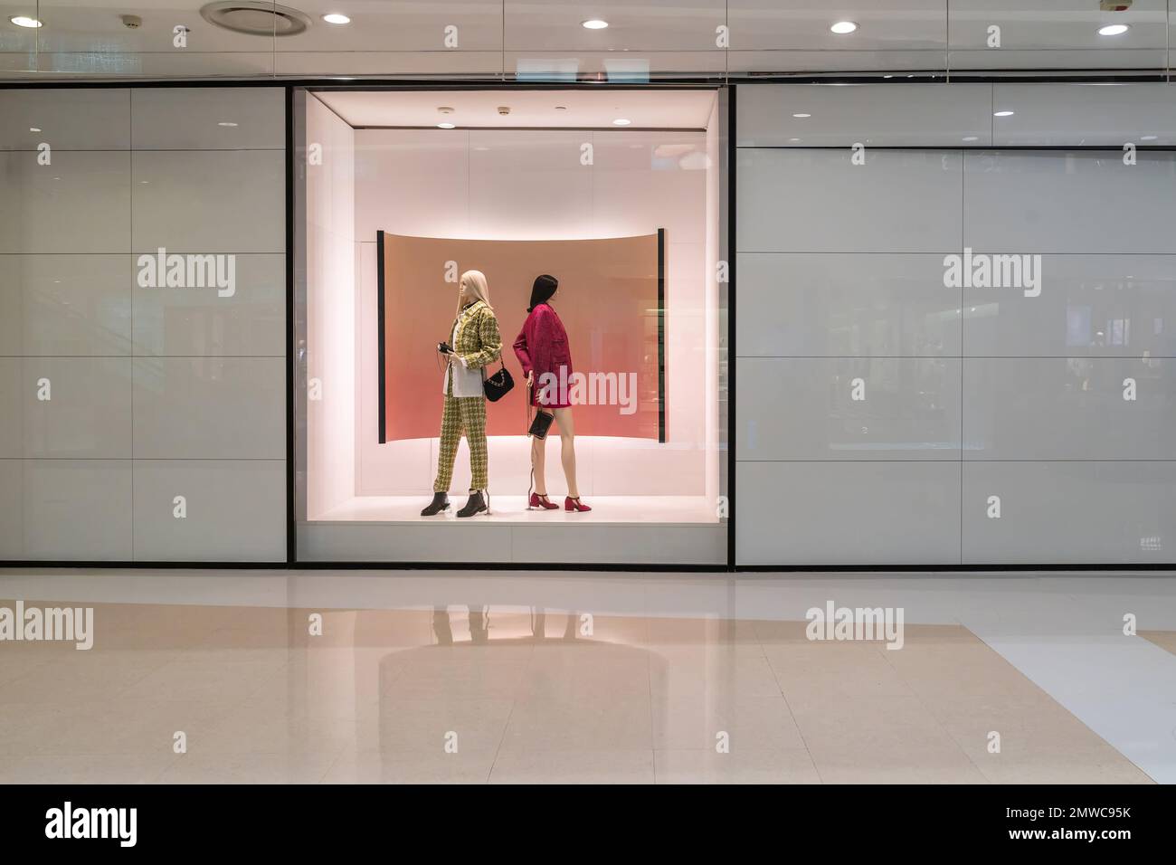 A modern fashion store front in downtown shopping mall Stock Photo - Alamy