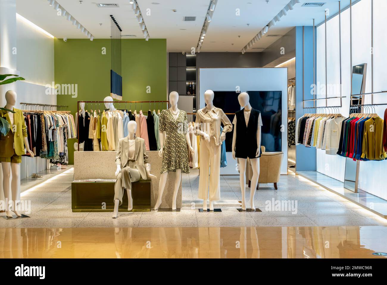 A modern fashion store front in downtown shopping mall Stock Photo - Alamy