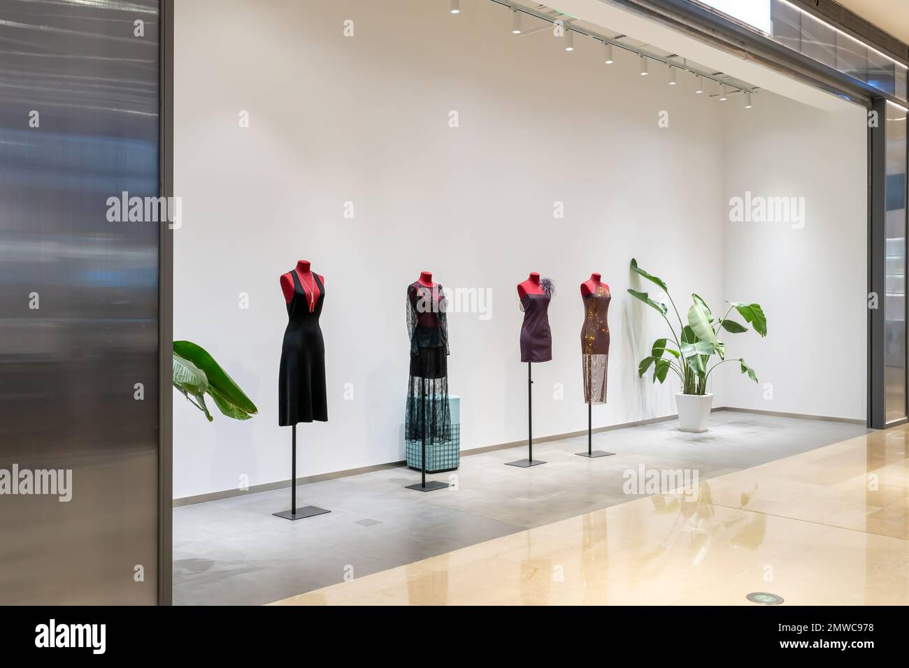 A modern fashion store front in downtown shopping mall Stock Photo - Alamy
