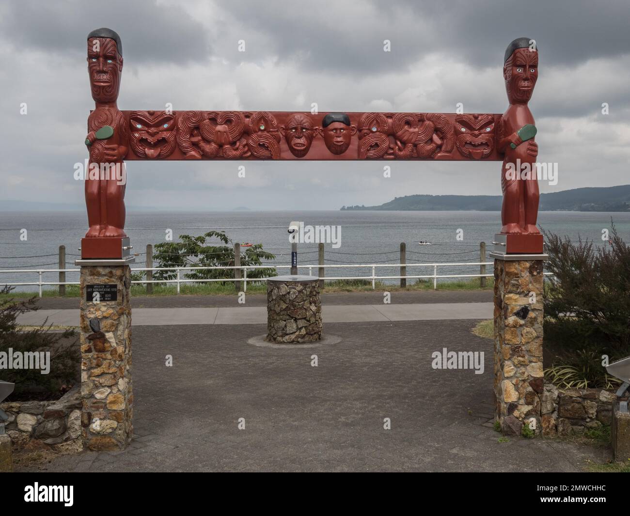 Reids's Carving, gate with Maori carving art at Lake Taupo, Taupo ...