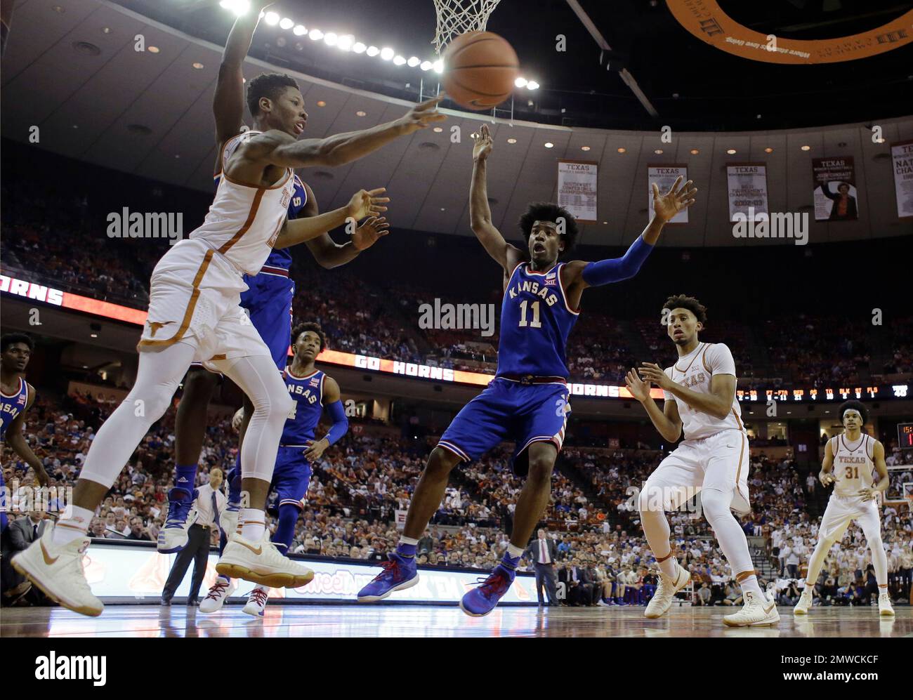 Texas guard Kerwin Roach Jr. (12) passes the ball as Kansas' Landen ...