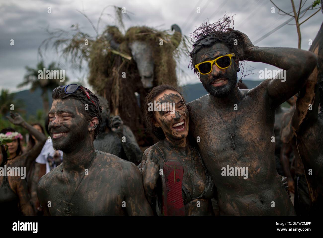 Merrymakers covered in mud take part in the traditional "Bloco da Lama ...