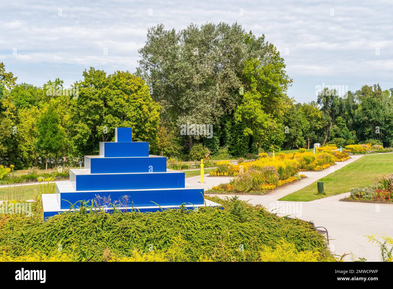 Coloured pyramid and colour rays of flowers, Optikpark Rathenow ...
