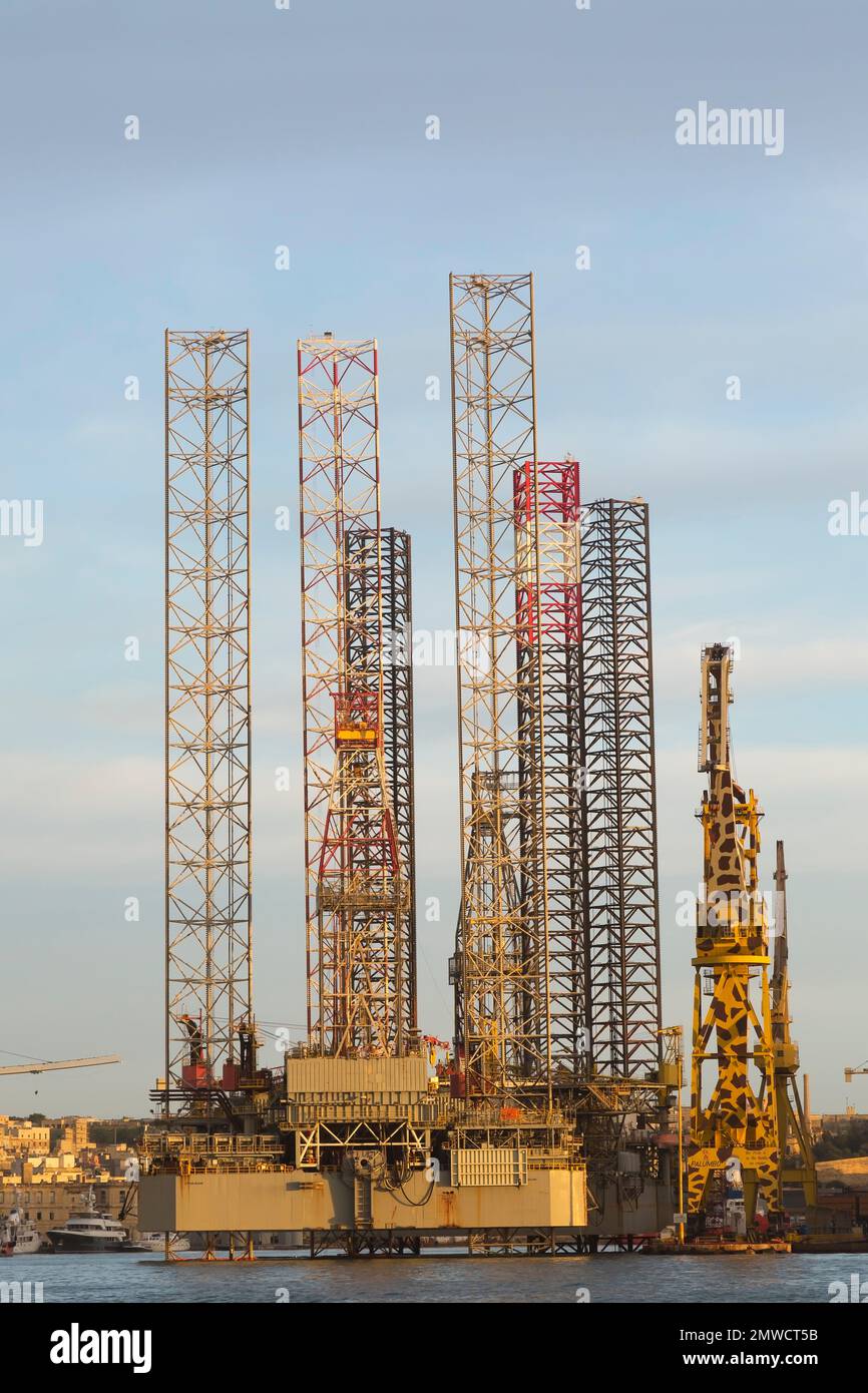 Atwood Beacon Jack-up drilling rig platform and cranes in Palumbo ...
