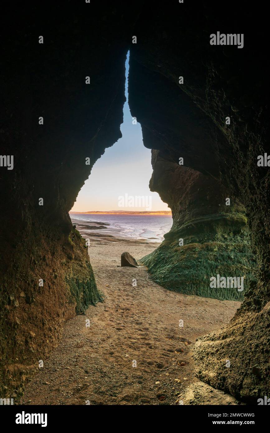 Sea stacks and cliffs at the Hopewell Rocks in Hopewell Rocks ...