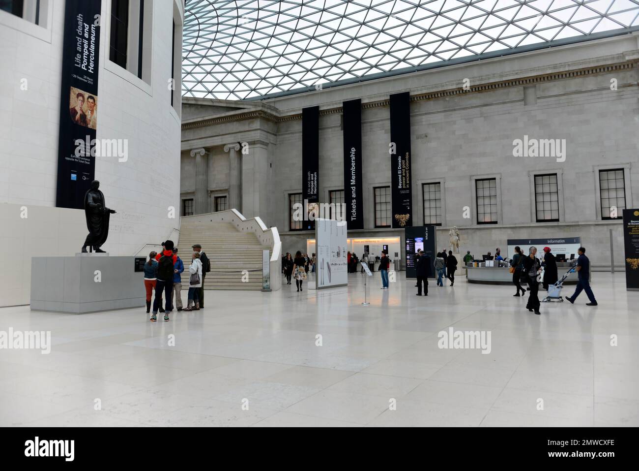 British Museum, domed roof over the Great Court courtyard, by architect ...