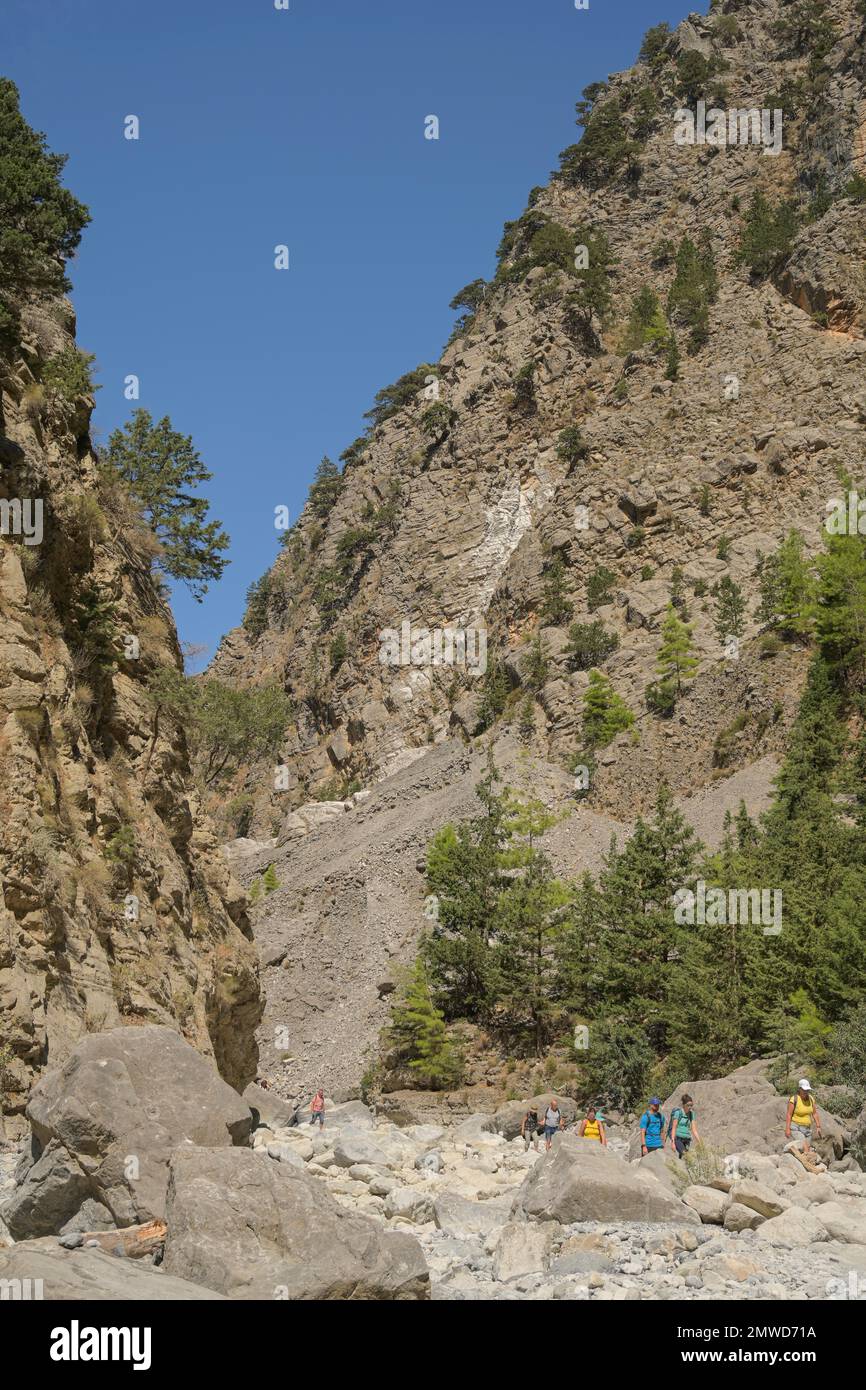 Hiking trail, middle of the three narrows Iron Gates Portes, Samaria ...