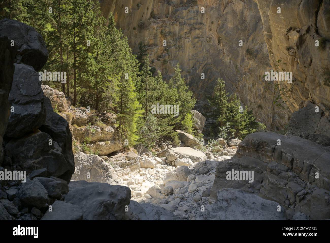 Hiking trail, middle of the three narrows Iron Gates Portes, Samaria ...