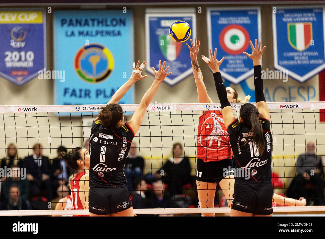 Attack of Bahar Toksoy Guidetti (Thy Istanbul Volley Stock Photo - Alamy