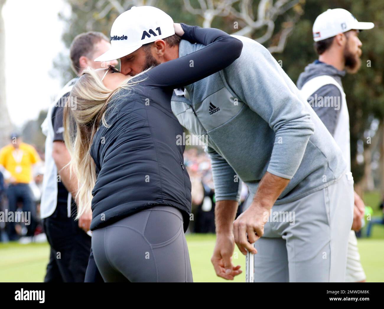 Dustin Johnson kisses Paulina Gretzky on the 18th green after winning ...