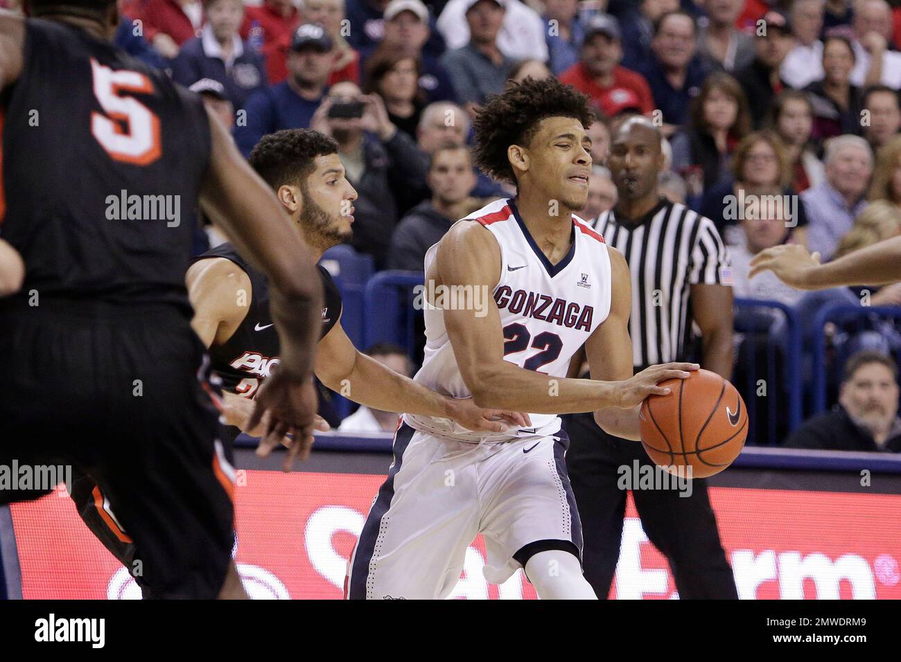 Gonzaga forward Jeremy Jones (22) looks to pass while defended by ...