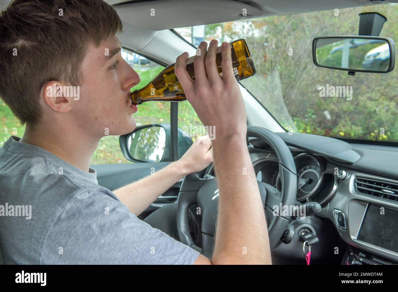 Symbol photo drunk driving, car, drinking Stock Photo - Alamy