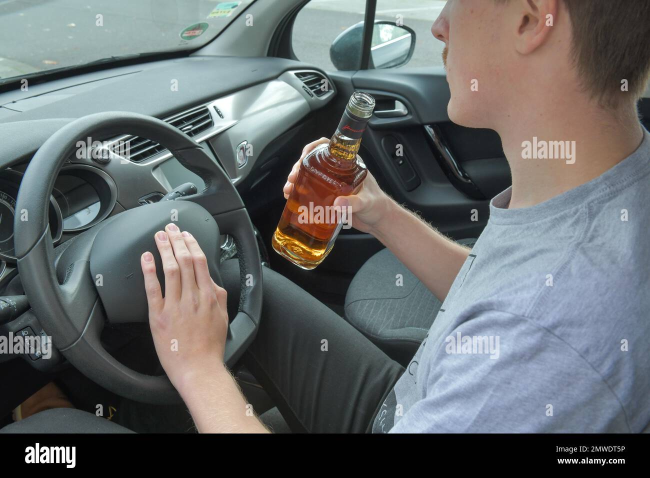 Symbol photo drunk driving, car, drinking Stock Photo - Alamy