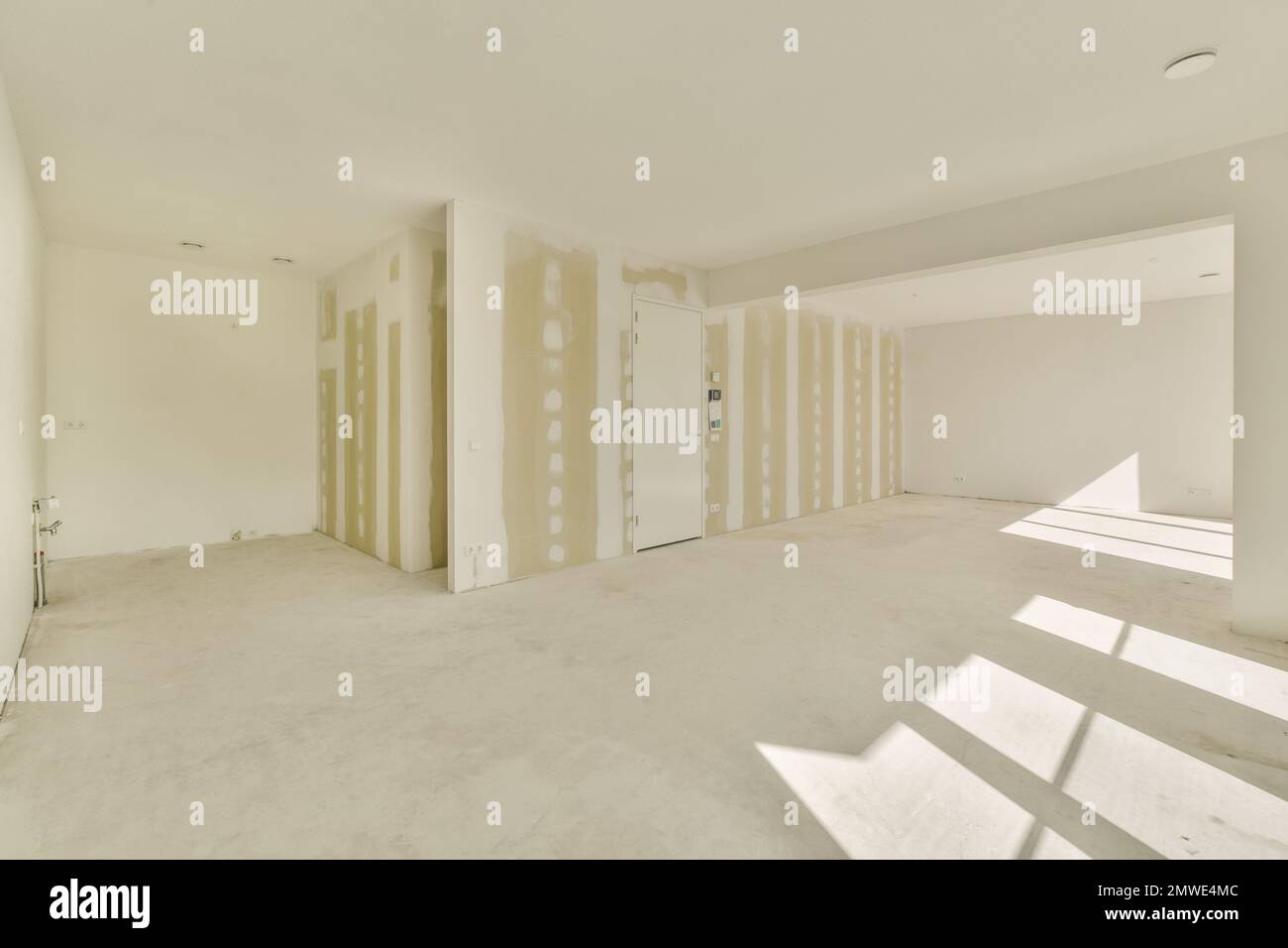 an empty room with white walls and no one person standing in the ...