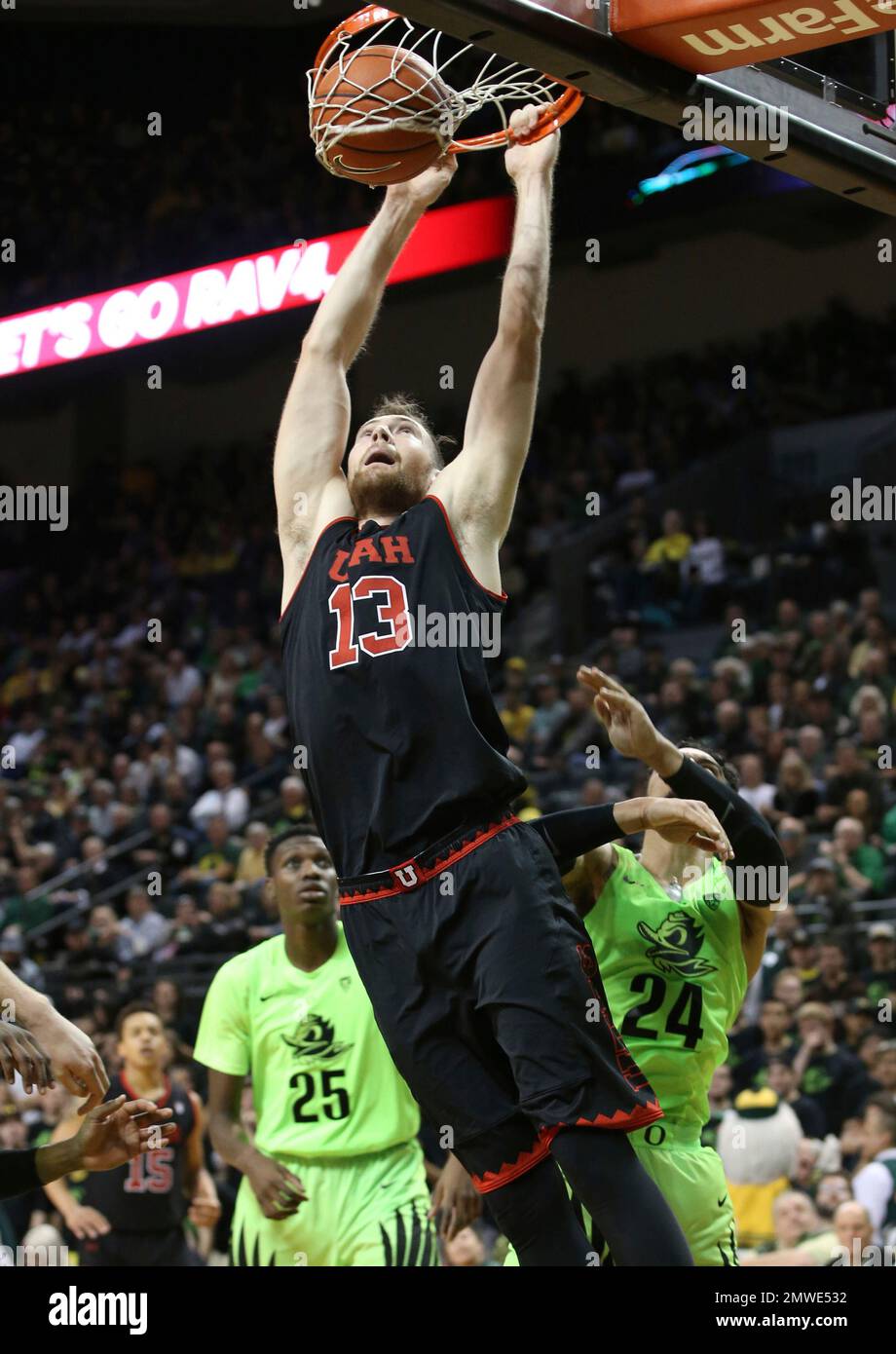 Utah's David Collette, center, dunks in front of Oregon's Chris Boucher ...