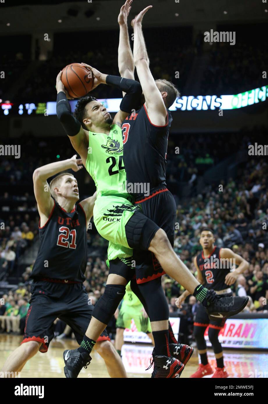 Oregon's Dillon Brooks, center, goes to the basket against Utah's Tyler ...